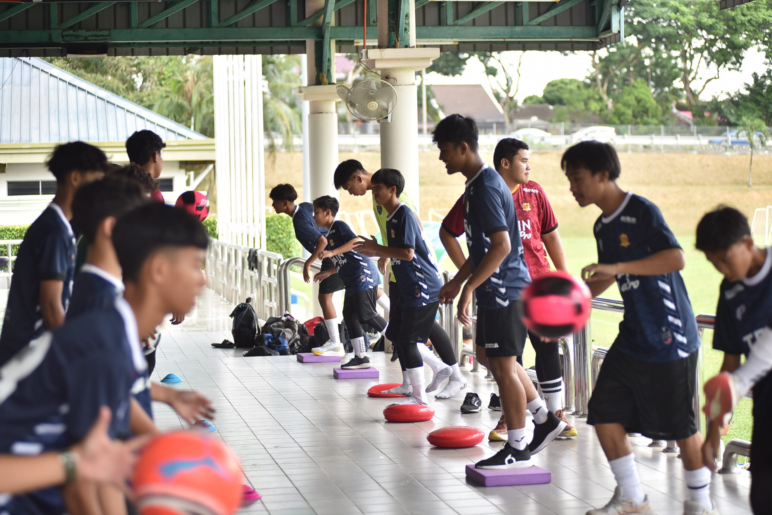 'Train like a Pro' asah bakat bola sepak remaja - Flashsukan.com.my